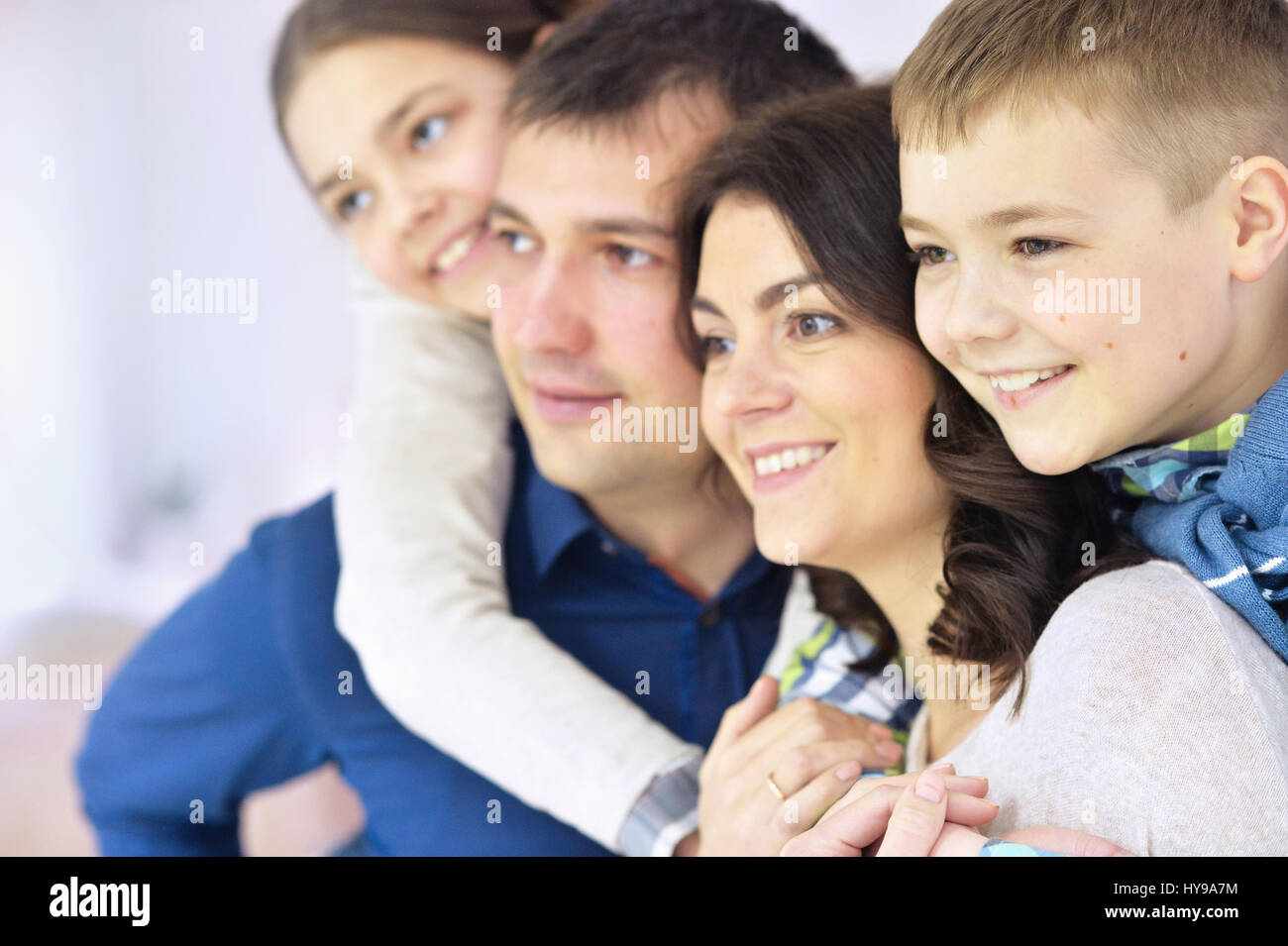 Vater mutter mit vier kinder -Fotos und -Bildmaterial in hoher ...