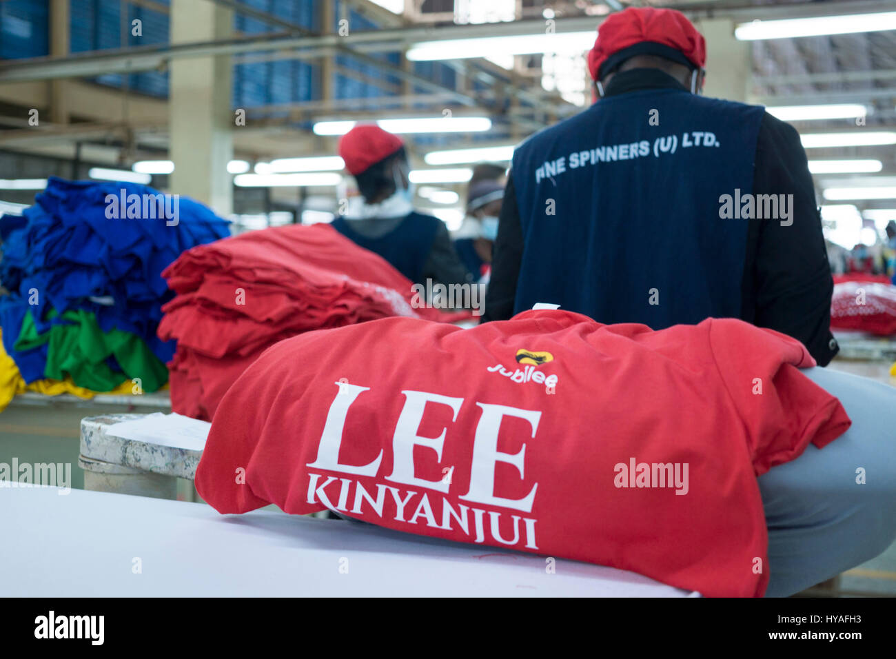 Textilarbeiter, die Herstellung von Kleidung in einer Fabrik in Kampala ...