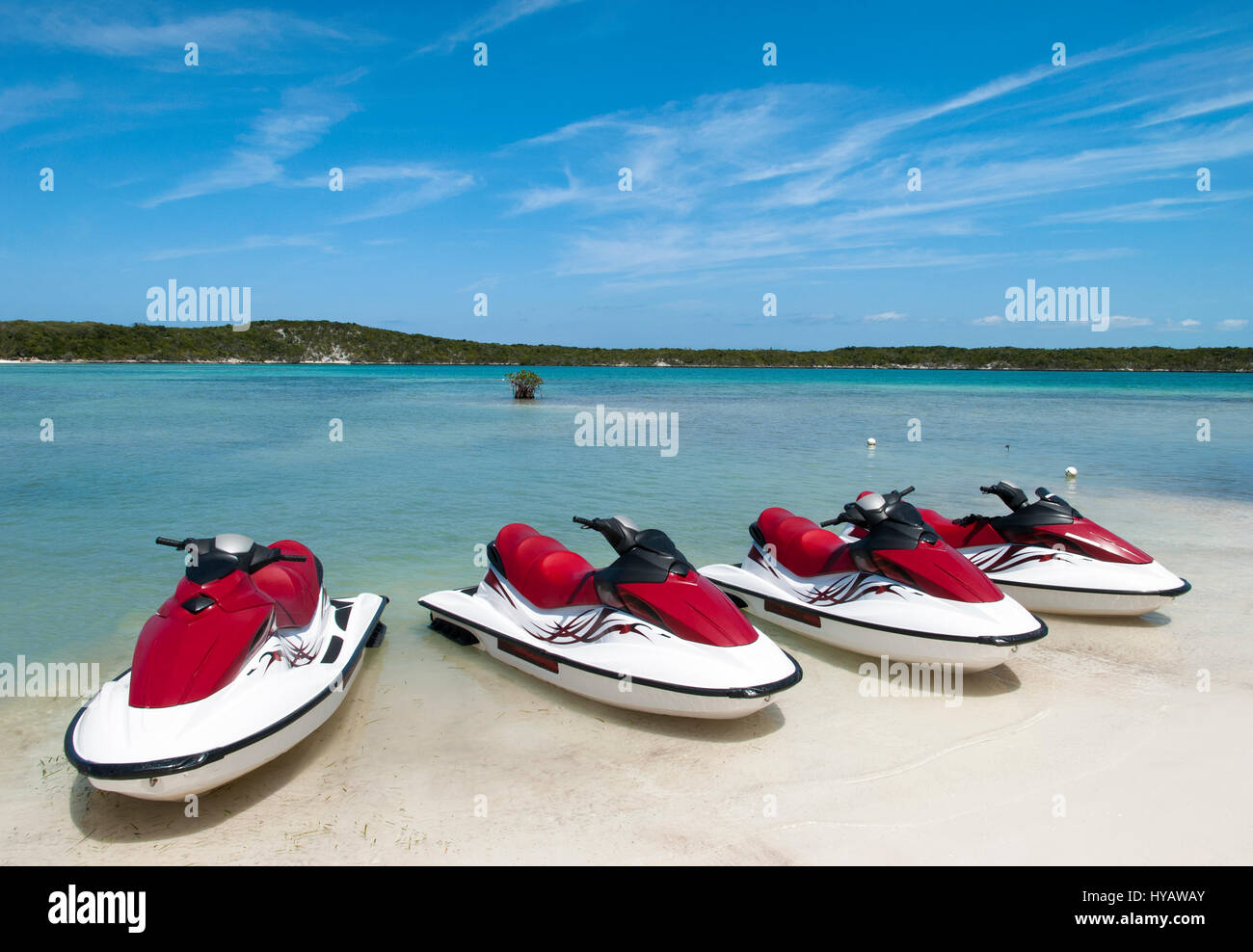 Die Reihe der Jet-Ski am Strand der Lagune auf unbewohnten Insel Half ...