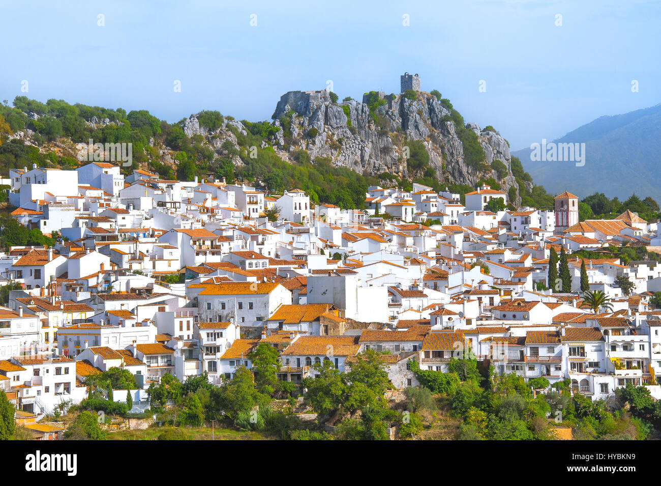 Stadt Gaucin mit Bergkulisse, Provinz Málaga, weißen Dörfer von ...