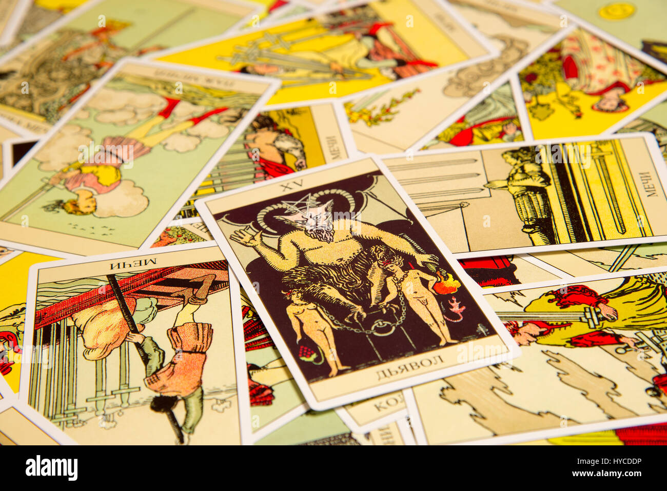Moskau, Russland - 4. Dezember 2016: Tarotkarte Teufel mit anderen ...