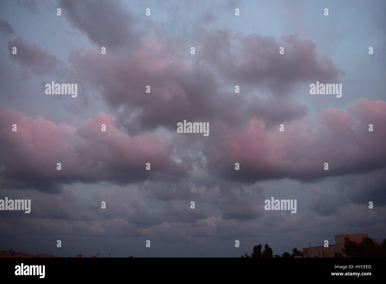 Pinke wolken -Fotos und -Bildmaterial in hoher Auflösung – Alamy