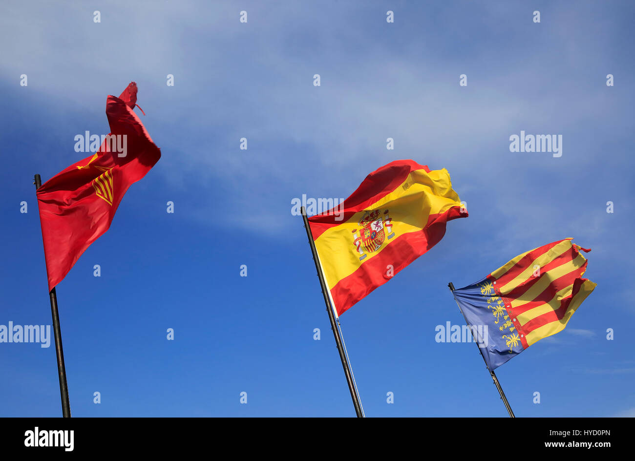 Fahnen fliegen vom mast -Fotos und -Bildmaterial in hoher Auflösung – Alamy