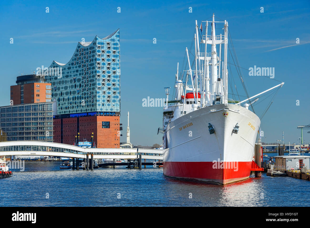 Elbe philharmonie und museumsschiff -Fotos und -Bildmaterial in hoher ...