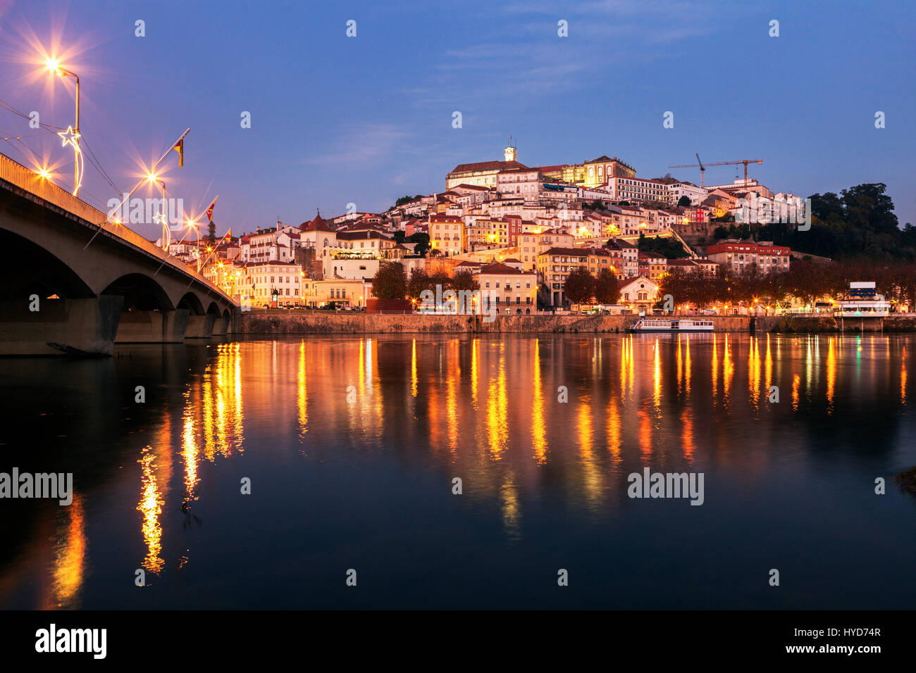 Panorama von Coimbra über den Fluss Mondego. Coimbra, Centro Region ...