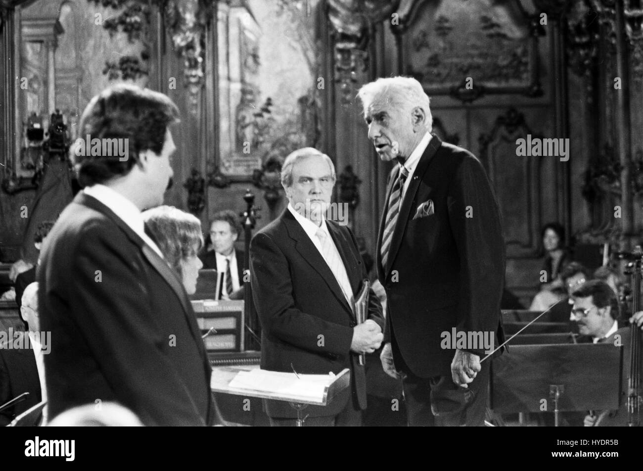 Amerikanischer Pianist, Komponist und Dirigent Leonard Bernstein dirigiert in der Basilika ...