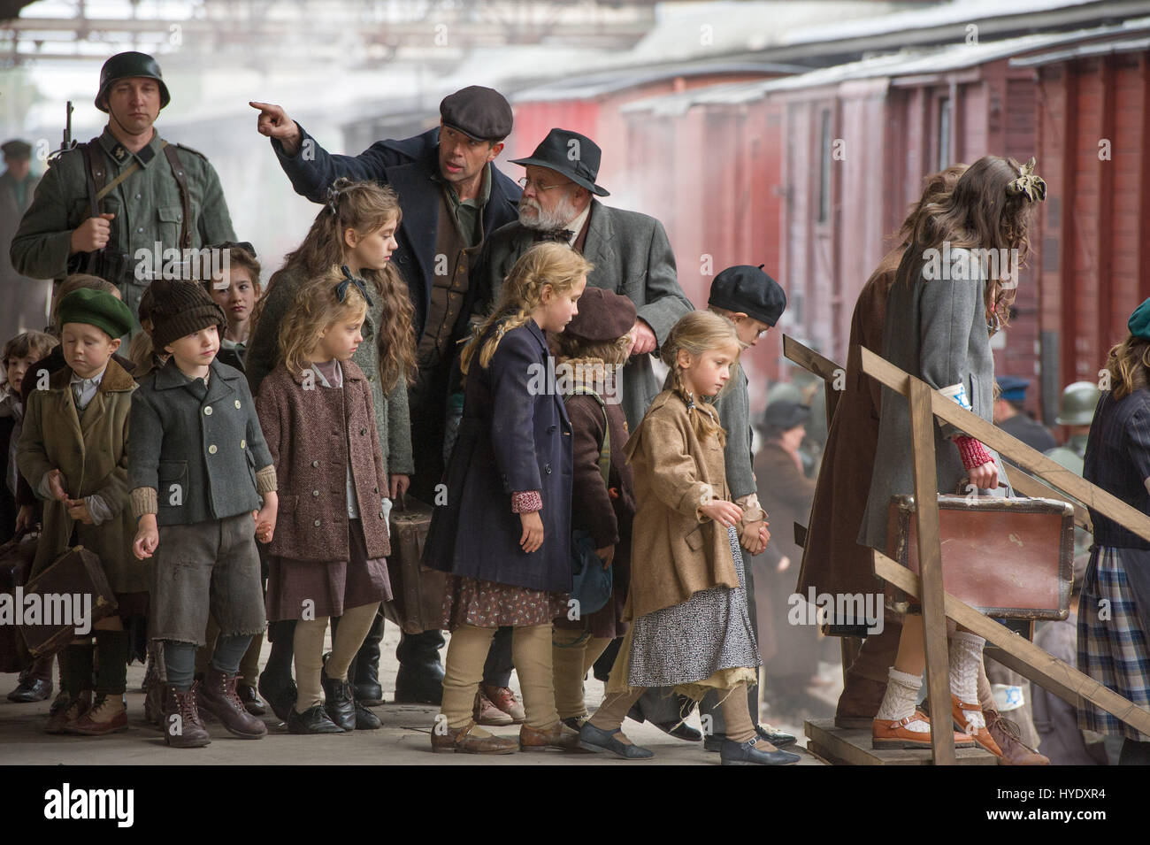 DER ZOOWÄRTER Frau zurück, von links, center Johan Heldenbergh, Arnost ...