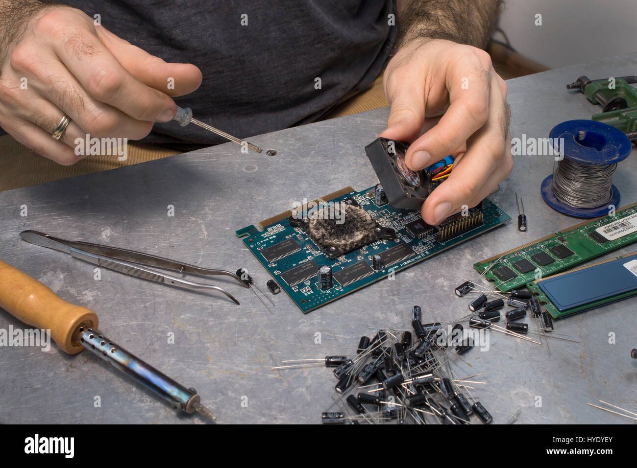 Reparieren Sie die Grafikkarte. Den Lüfter abschrauben. Service auf ...