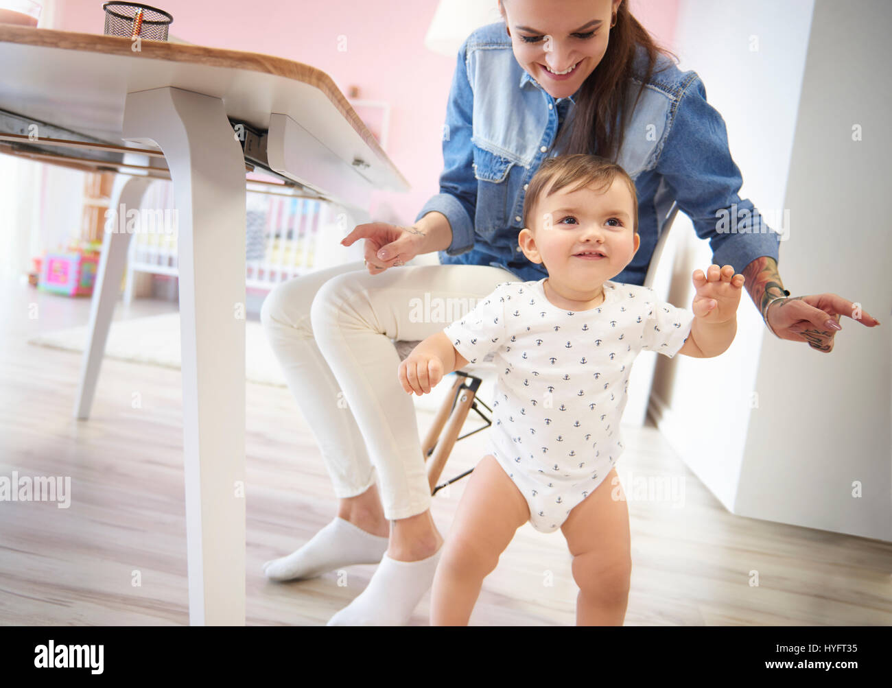 Zwei Junge Schritte Stockfotos und -bilder Kaufen - Alamy