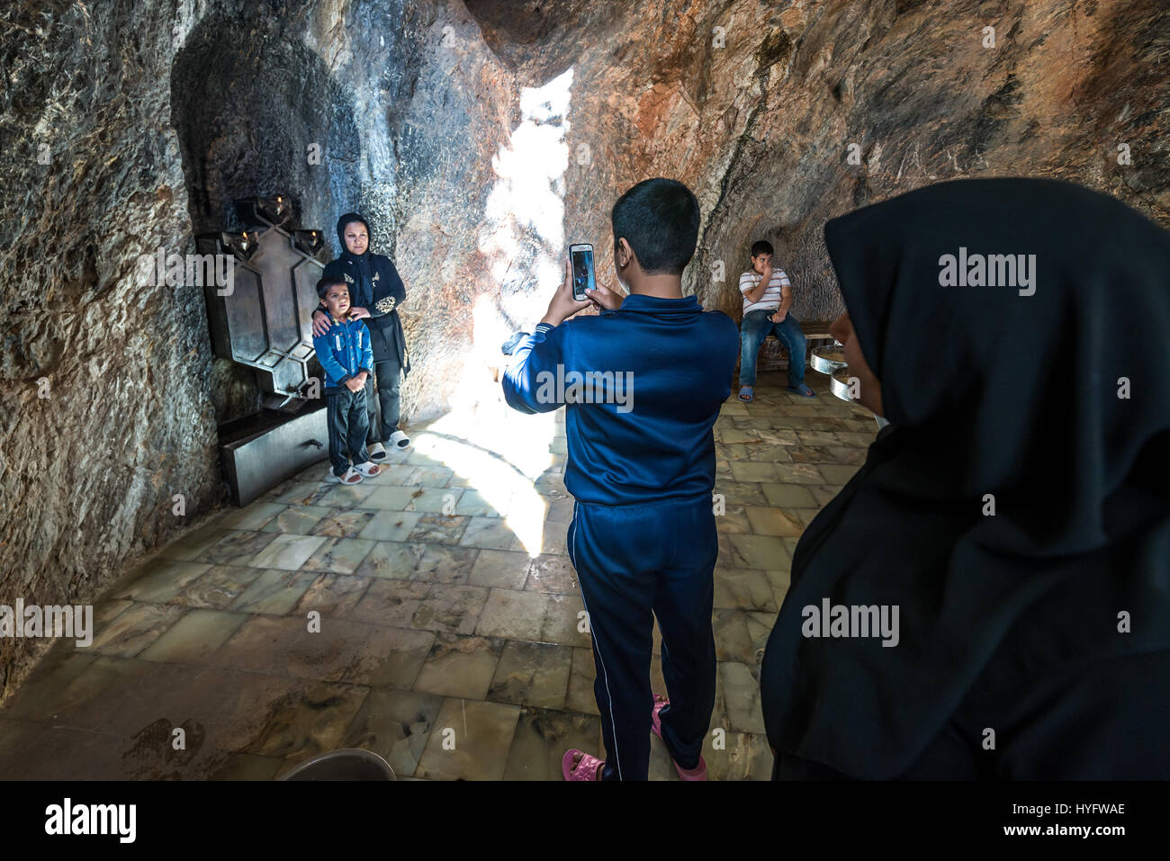 Im Inneren der heiligste der zoroastrischen Berg Tempel in Chak Chak ...