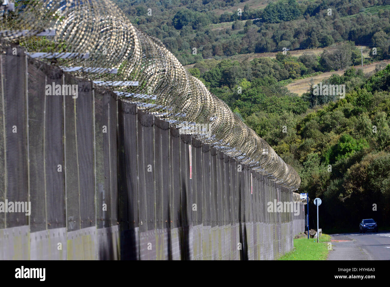 Hohen Sicherheitszaun um HM Naval Base Clyde, in Faslane auf dem ...