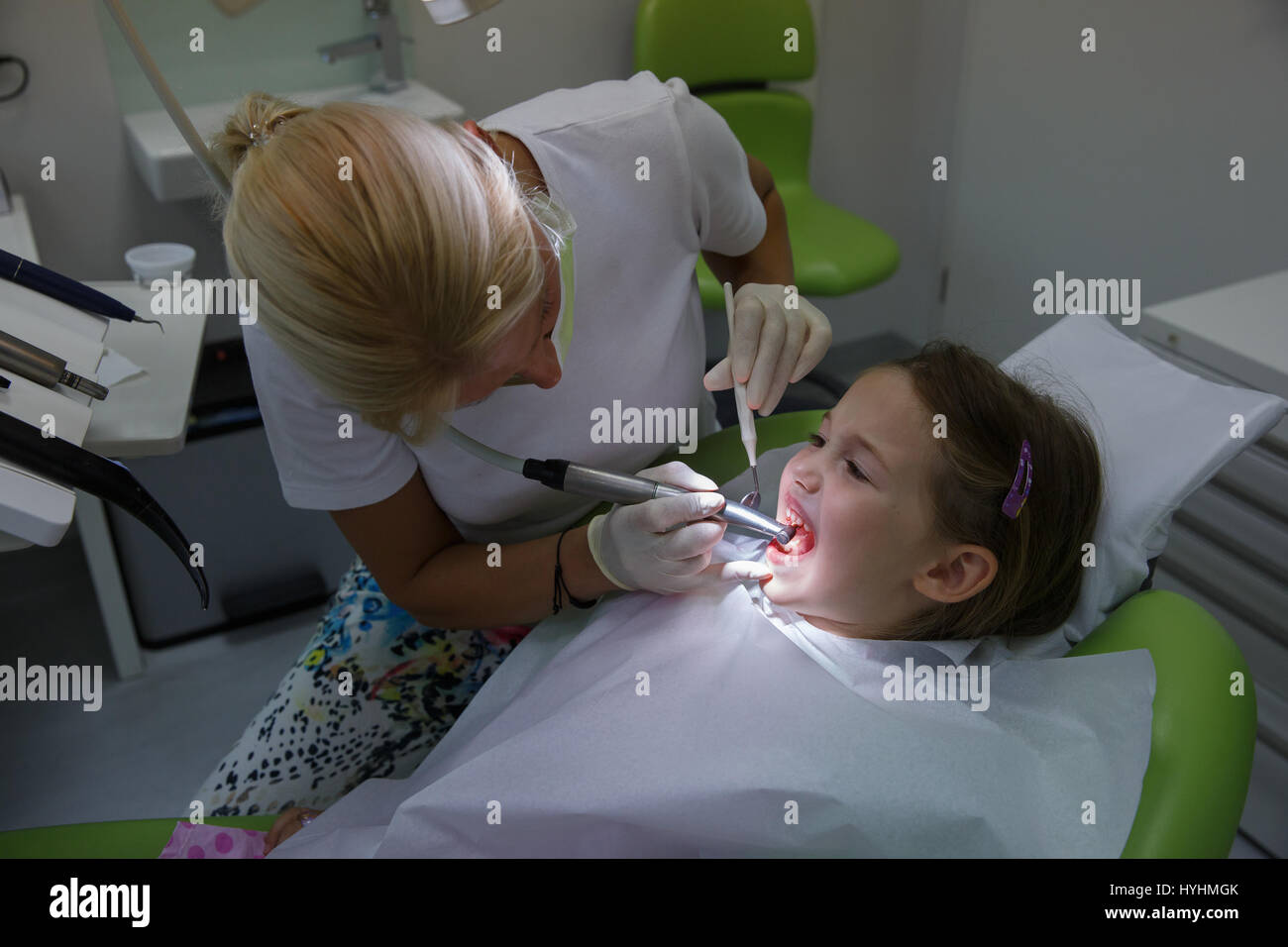 Kind-Patient in pädiatrischen Zahnärzte Büro auf ihren regelmäßigen ...