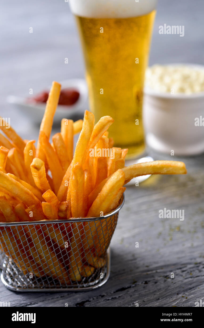 Pommes und mayo -Fotos und -Bildmaterial in hoher Auflösung – Alamy