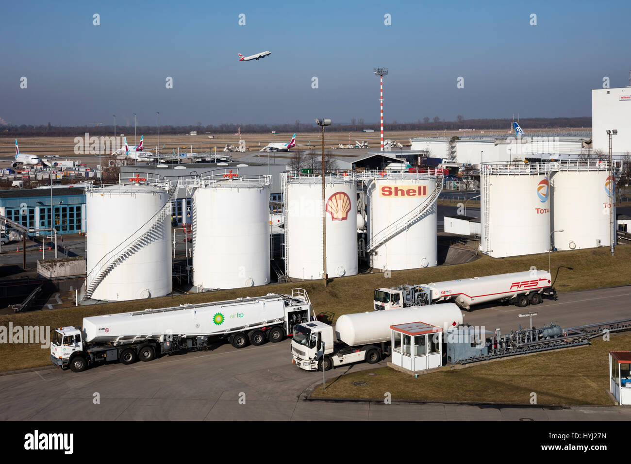Tanklager am Flughafen Düsseldorf, Nordrhein-Westfalen, Deutschland ...