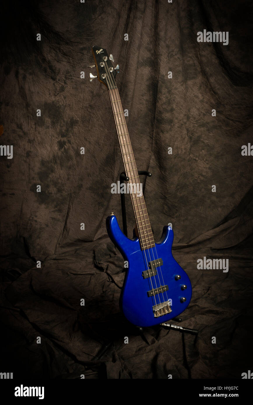 Sechssaitiger akustischer bass -Fotos und -Bildmaterial in hoher ...