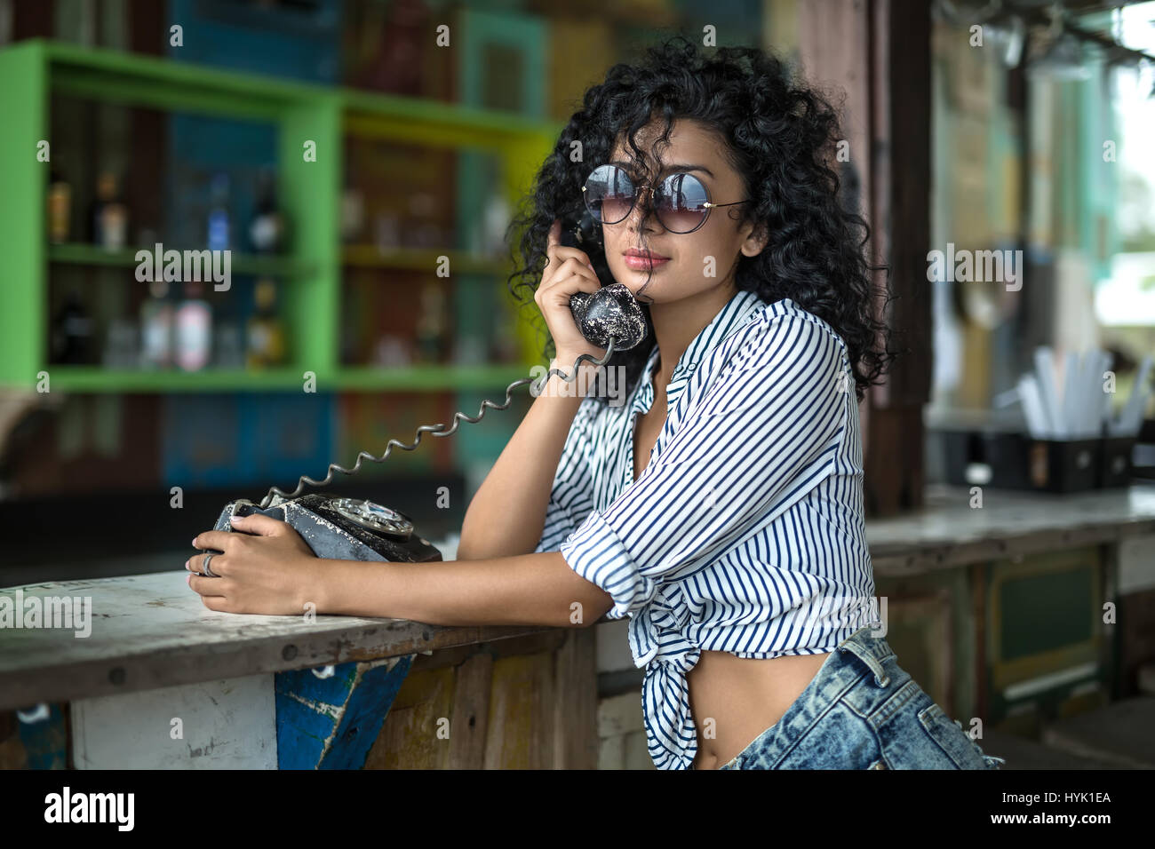 Person telefon -Fotos und -Bildmaterial in hoher Auflösung – Alamy