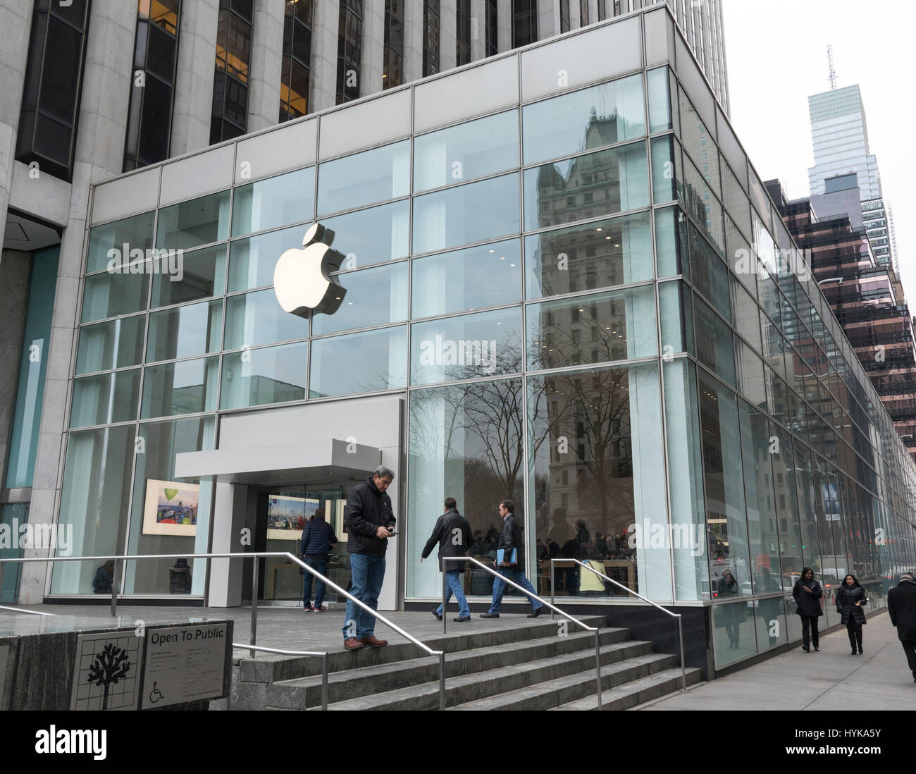 Eingang zum Apple Store, Fifth Avenue, New York City, Manhattan, USA ...