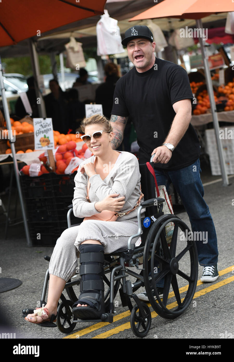 Jodie Sweetin, mit einem gebrochenen Bein wird geschoben in ihrem ...