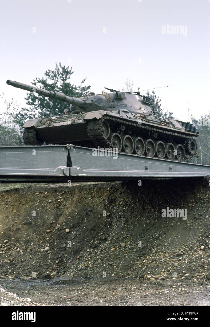 Italienische Armee, ein Leopard-Panzer überqueren eine bewegliche ...