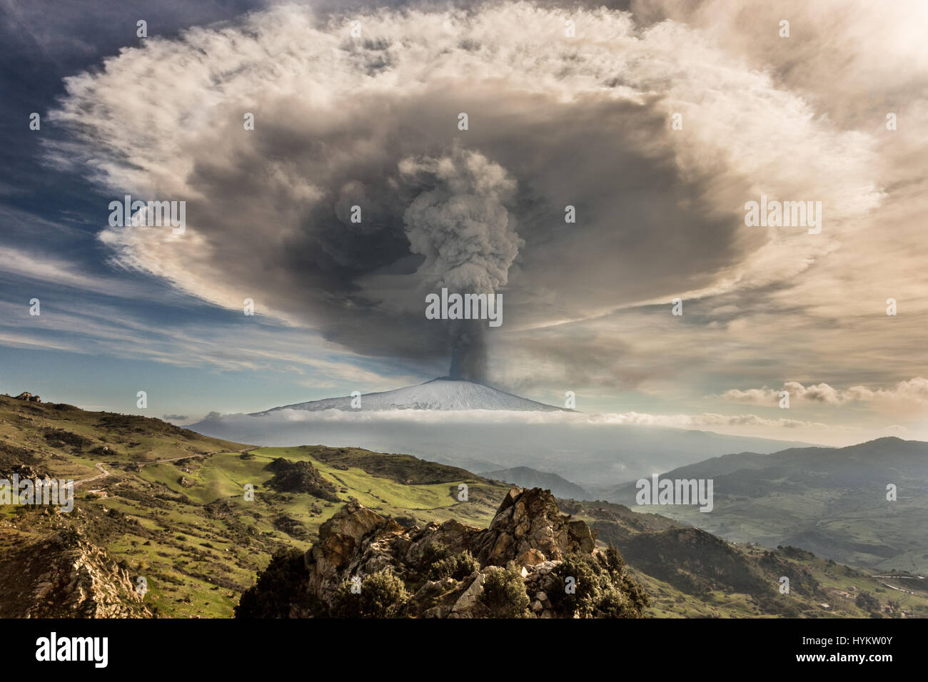 MESSINA, Sizilien: Ein Bild von einer Eruption des Ätna. Die Aschewolke ...