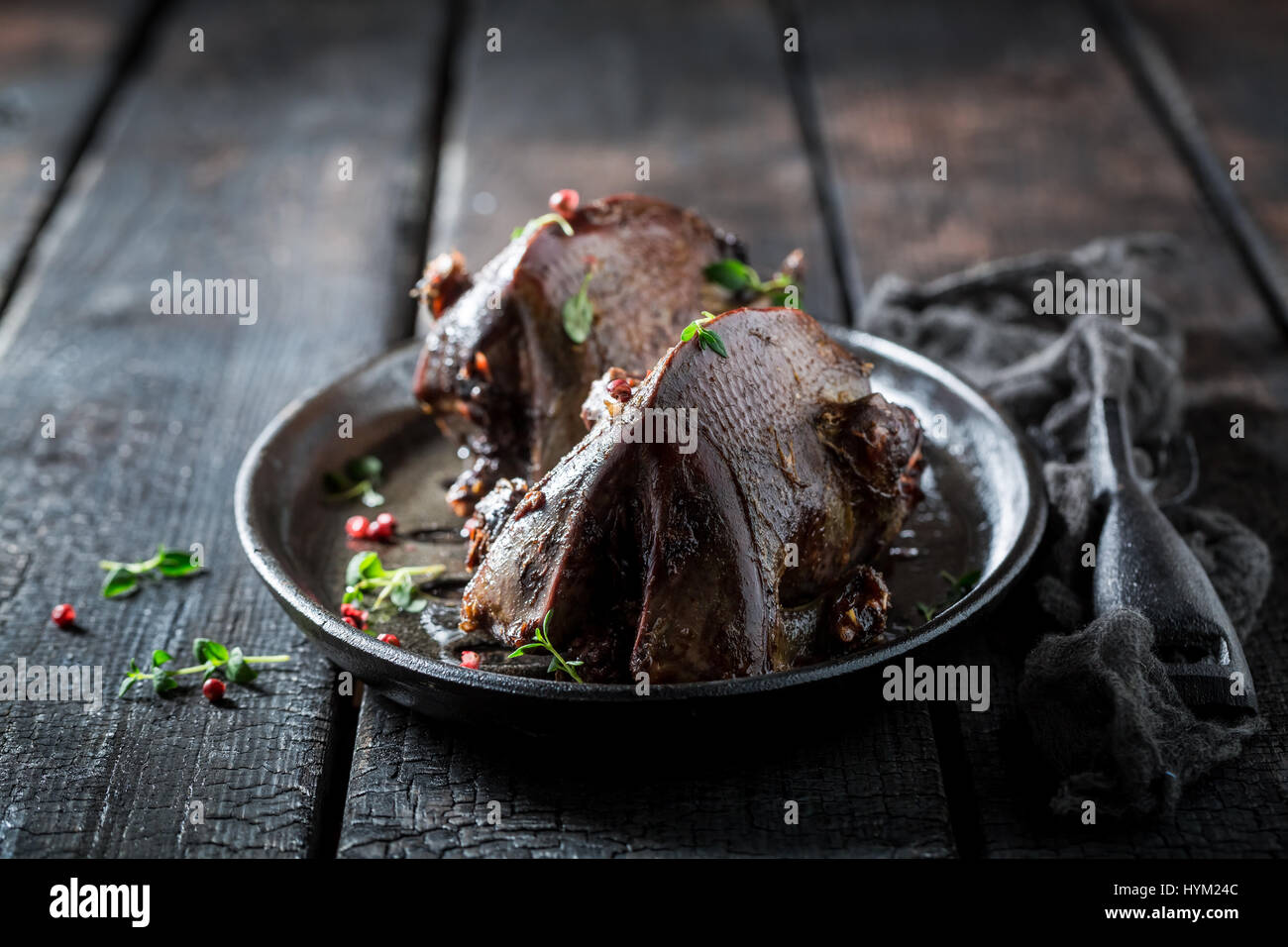Gebratene tauben -Fotos und -Bildmaterial in hoher Auflösung – Alamy