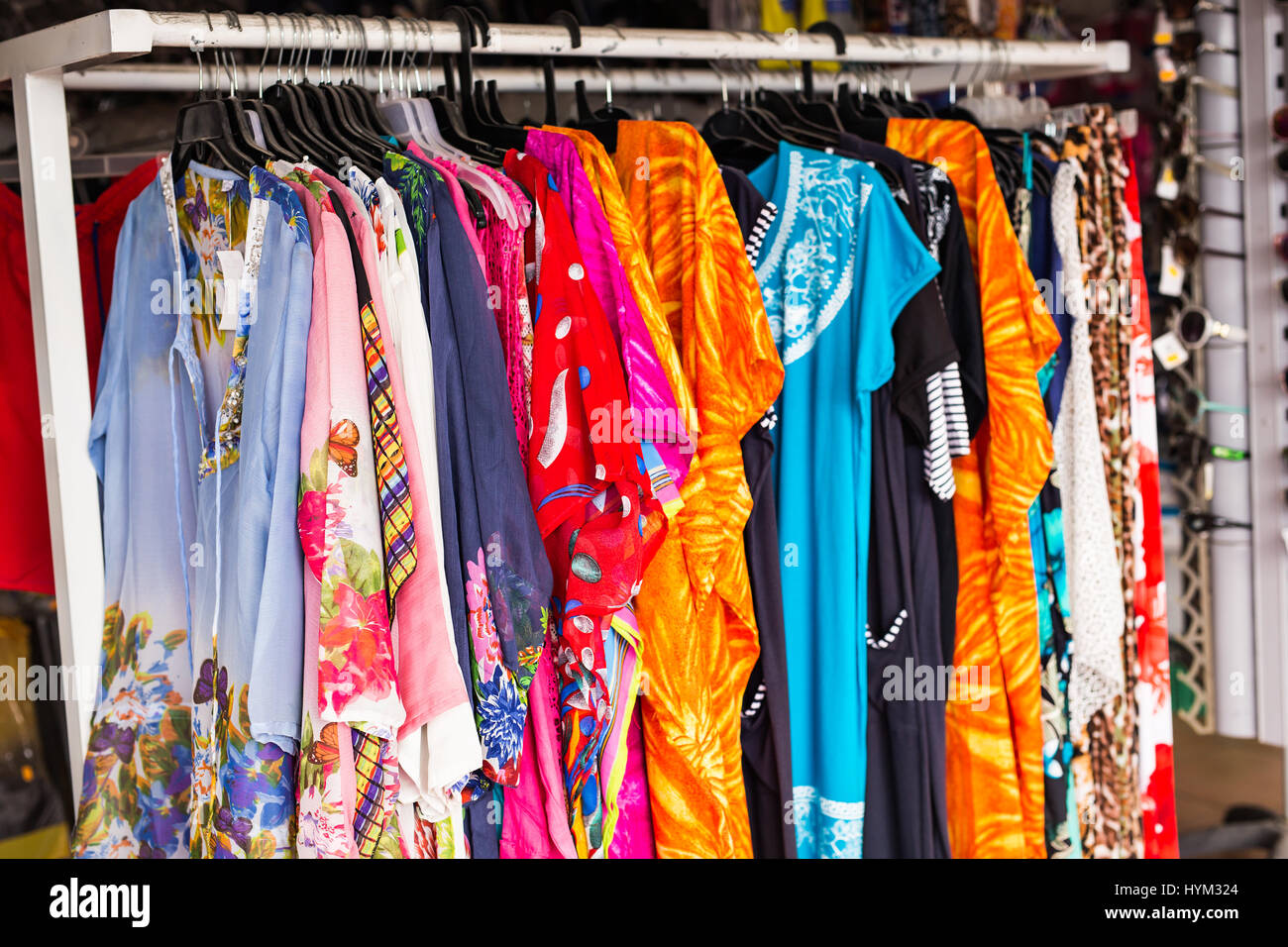 Bunte Klamotten im Markt oder Store Hintergrund Stockfotografie - Alamy