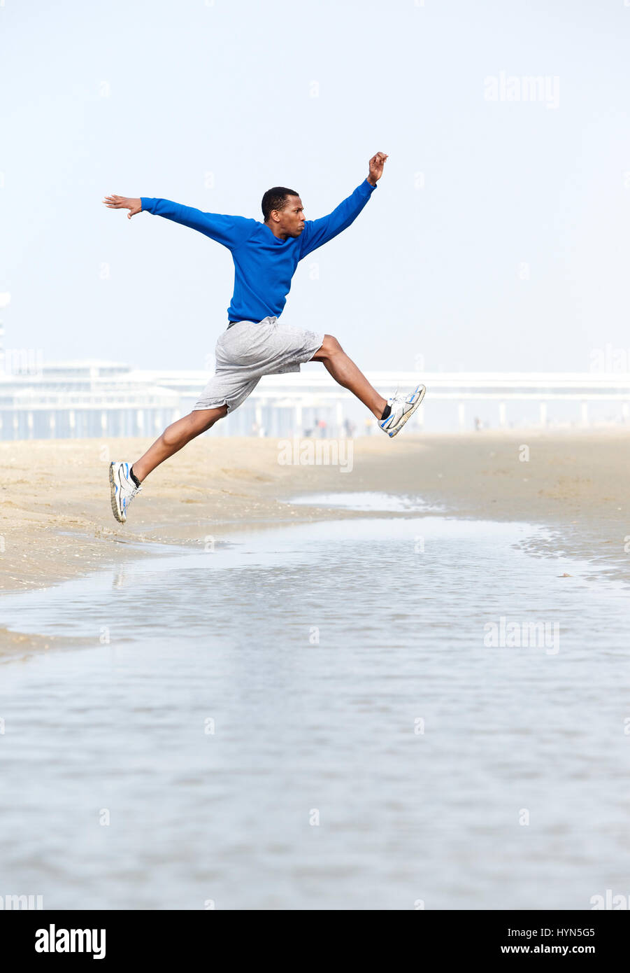 Junger mann springt in wasser -Fotos und -Bildmaterial in hoher ...