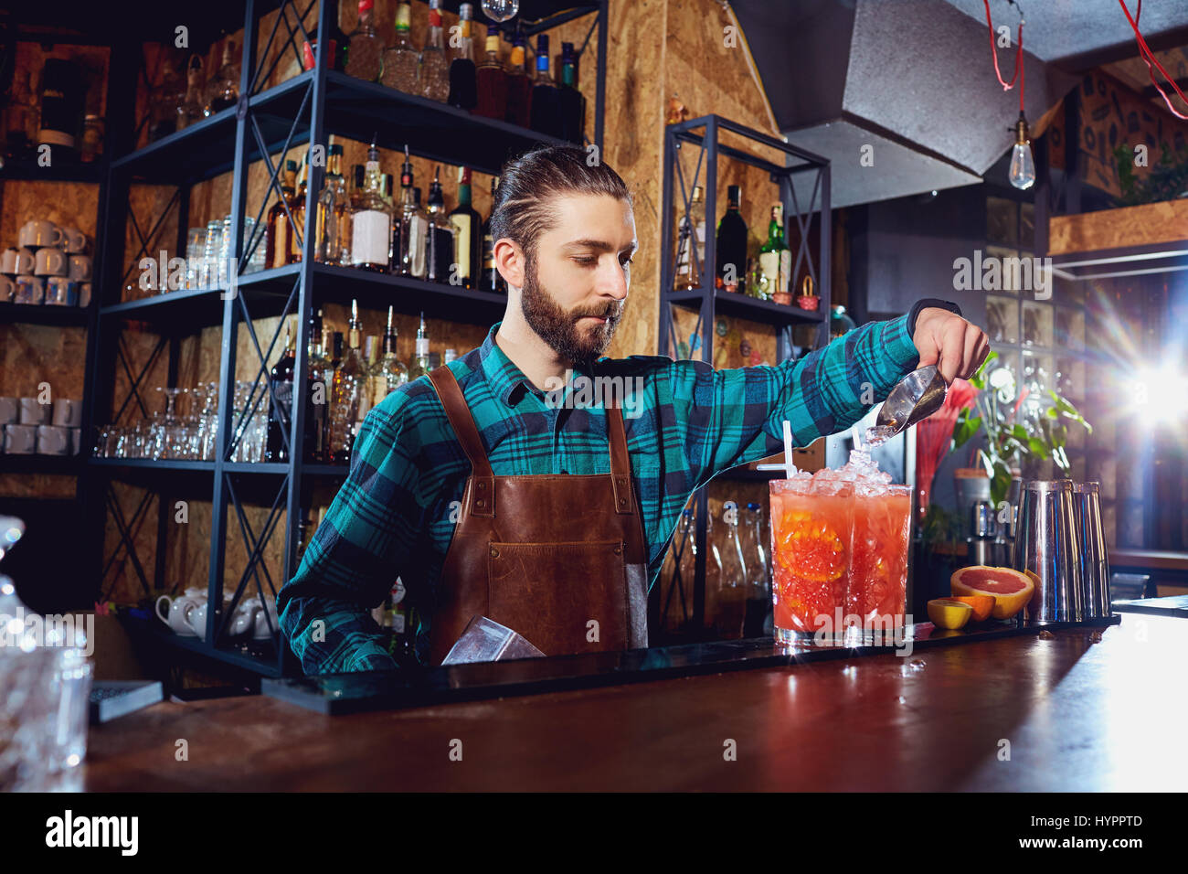Barkeeper Bei Der Arbeit Stockfotos und -bilder Kaufen - Alamy