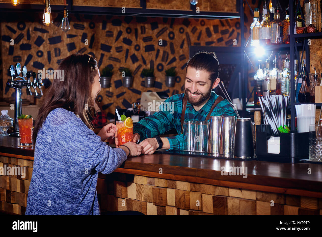 Barmann macht für Kunden einen Cocktail an der Bar Theke ...