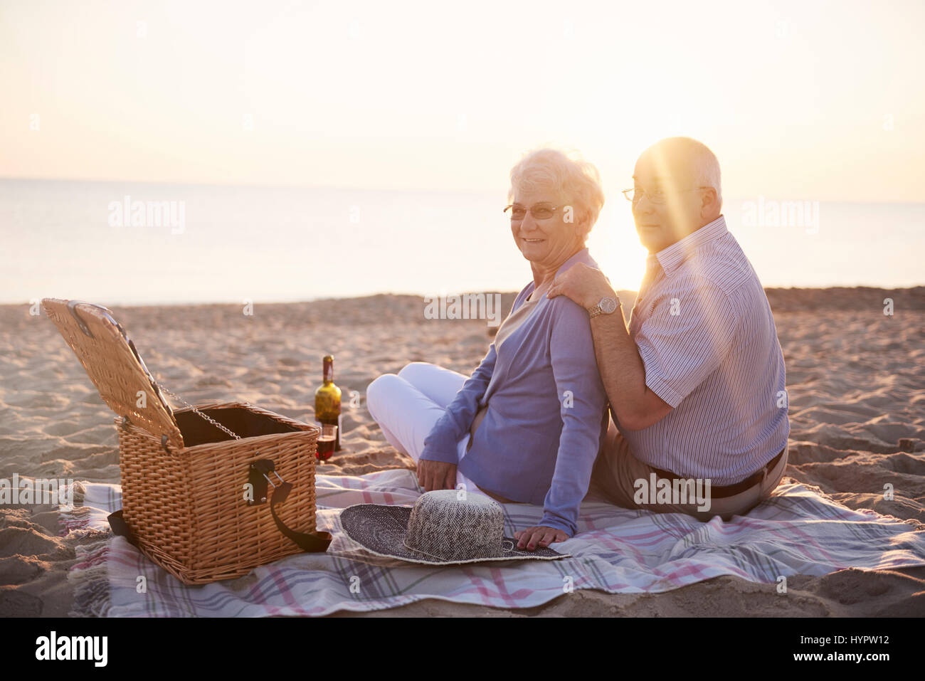 Picknick am strand -Fotos und -Bildmaterial in hoher Auflösung – Alamy
