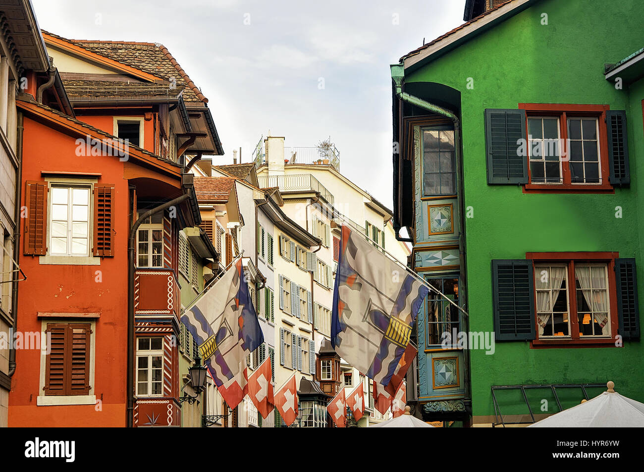 Flaggen in Fußgängerzone Augustinergasse in Zürich, Schweiz ...