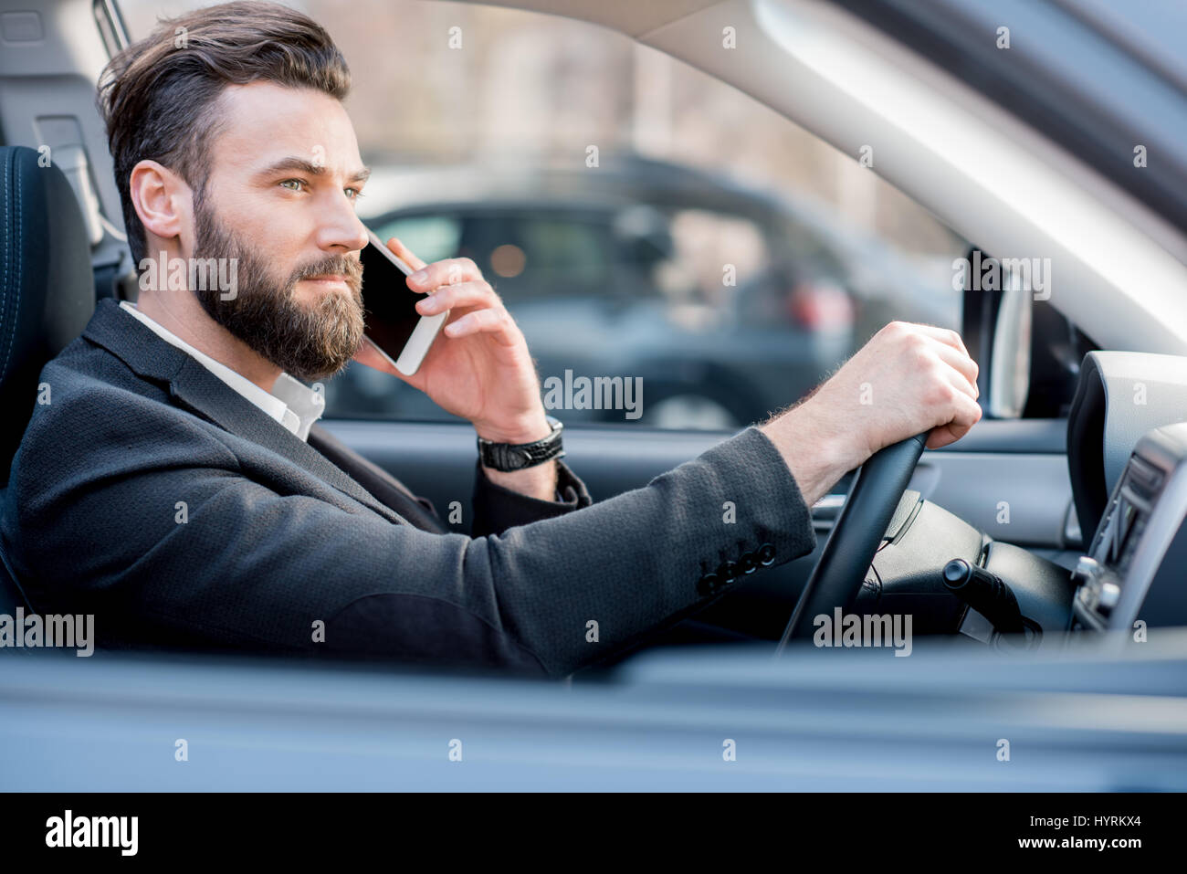 Fahren mit dem handy -Fotos und -Bildmaterial in hoher Auflösung – Alamy