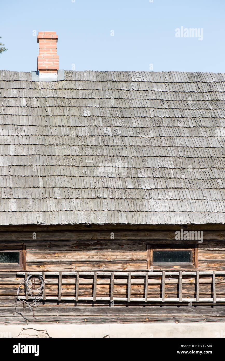 altes Landhaus mit gemauerten Schornstein und Dach aus Holz ...