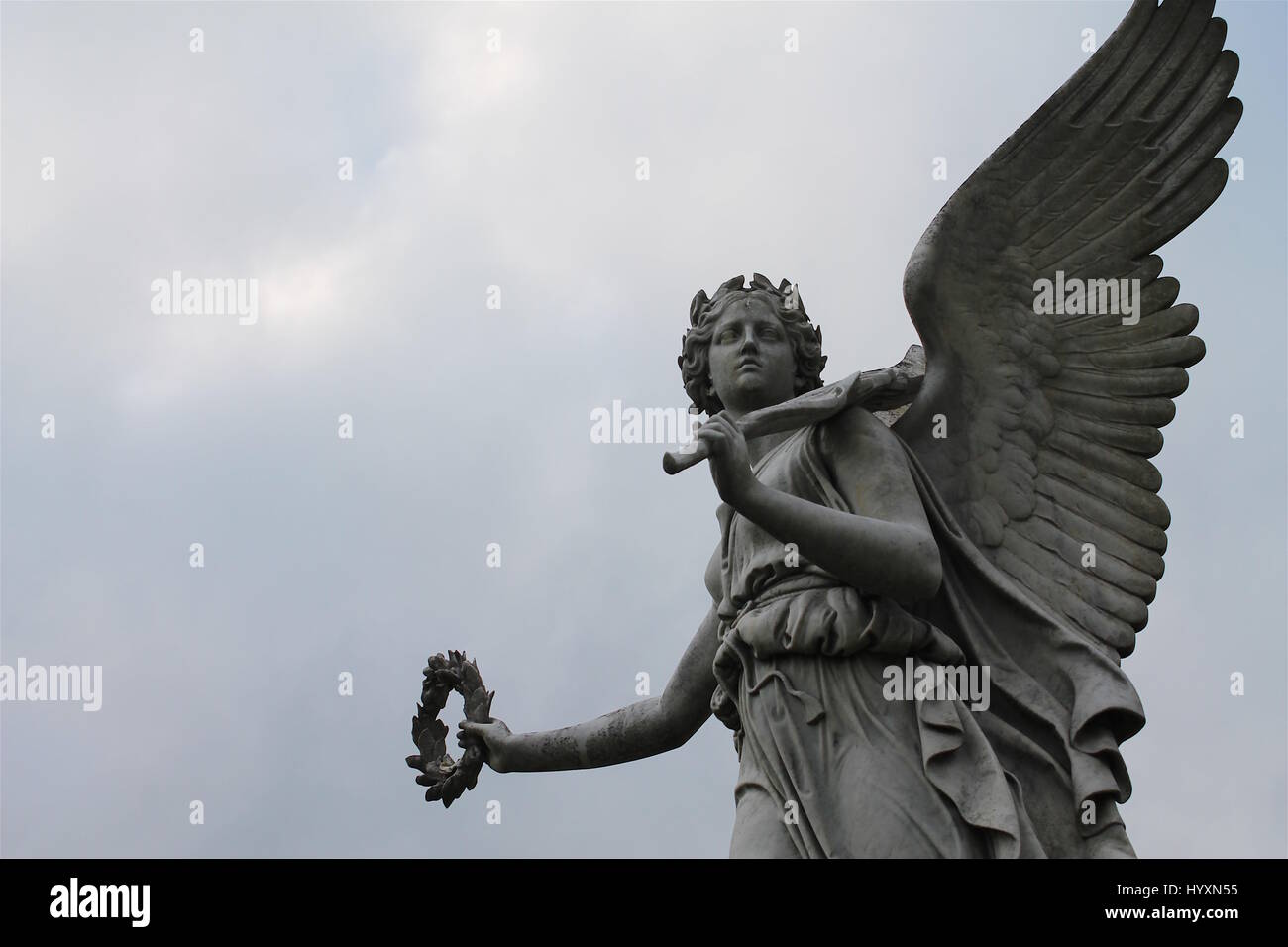 Roman female angel sculpture -Fotos und -Bildmaterial in hoher ...