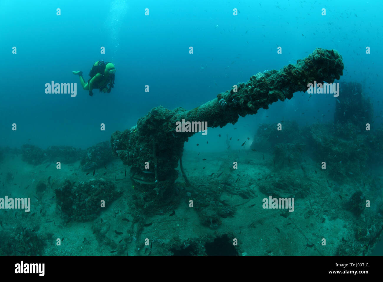 Schiffbruch des Torpedoboot Giuseppe Dezza und Taucher unter Wasser im ...