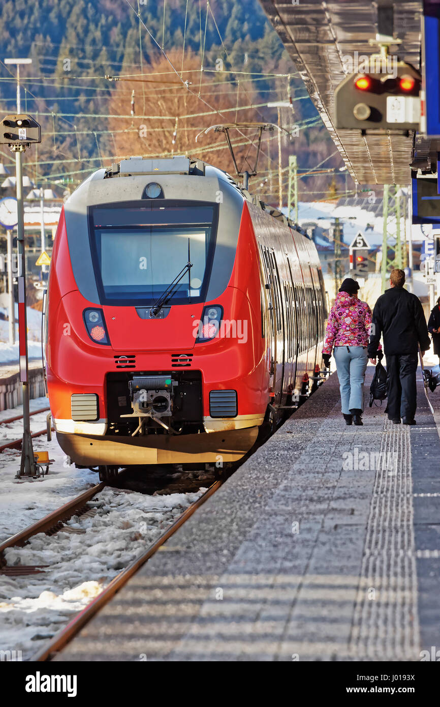 Passagiere und high-Speed Zug in den Bahnhof Zug in Garmisch ...