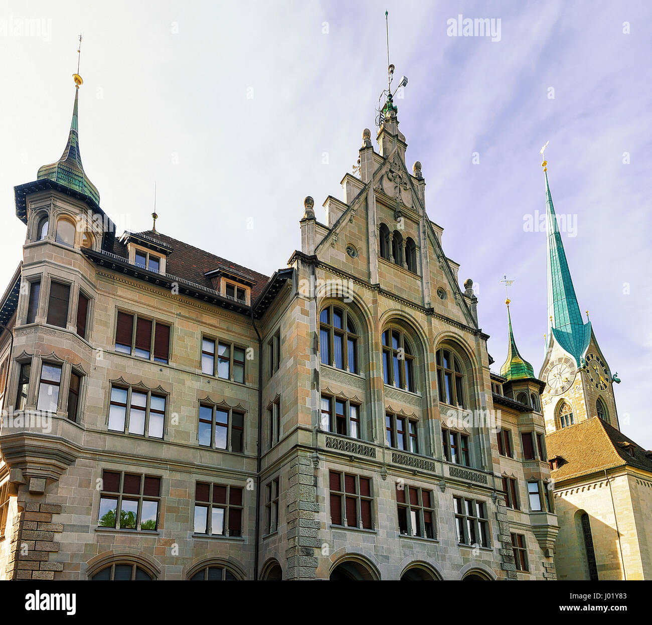 Rathaus, Stadthaus und Fraumünster-Kirche in der Altstadt in Zürich ...