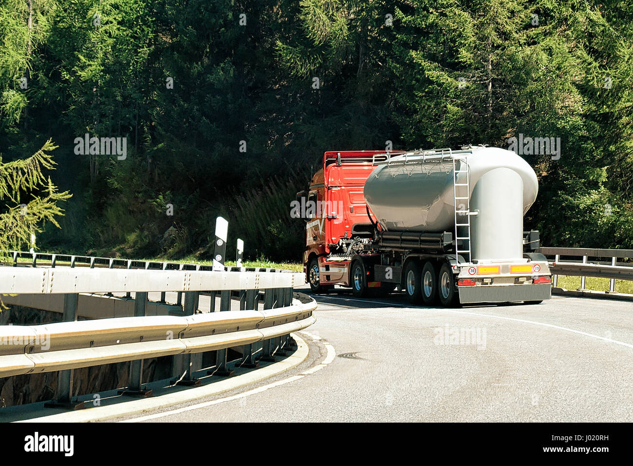 LKW-Zisterne auf der Straße bei Visp, Kanton Wallis in der Schweiz ...