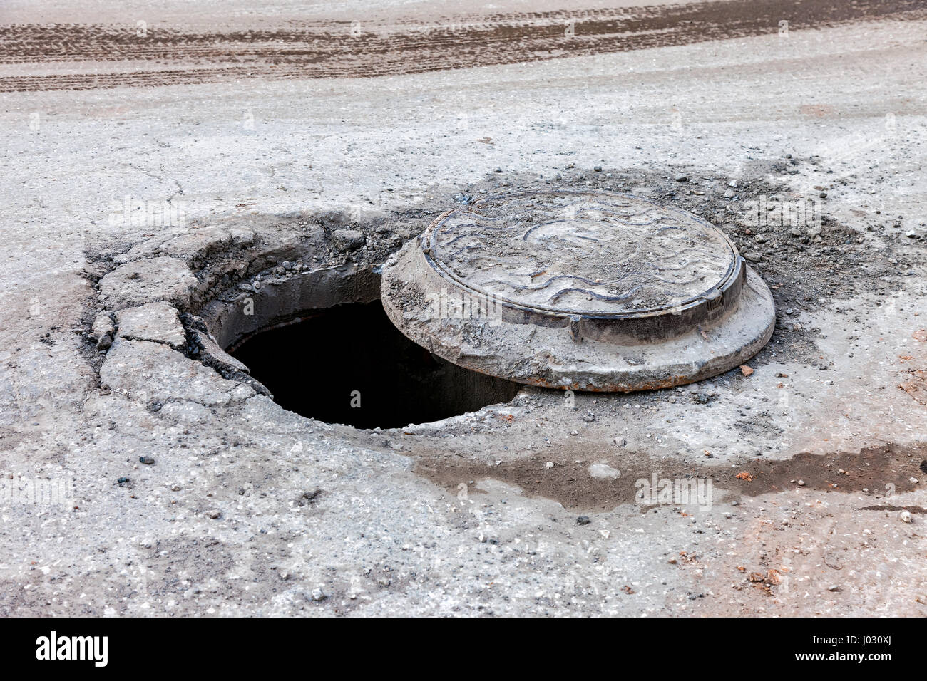 Ungesicherte Kloake Schacht auf der Stadtstraße Stockfotografie - Alamy