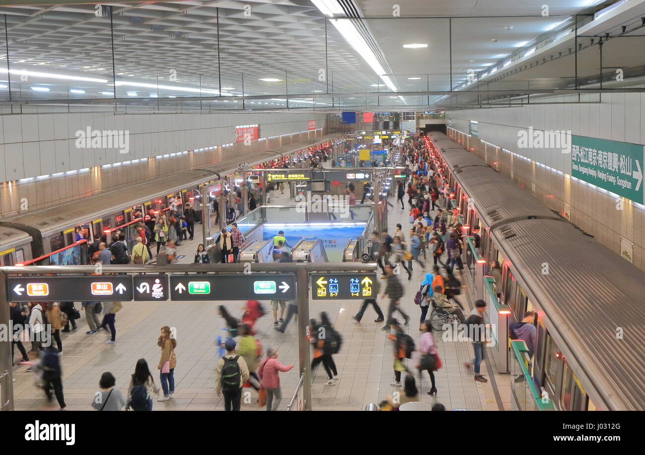 Menschen pendeln mit der u-Bahn in der Innenstadt von Taipeh ... Menschen pendeln mit der u-Bahn in der Innenstadt von Taipeh ...