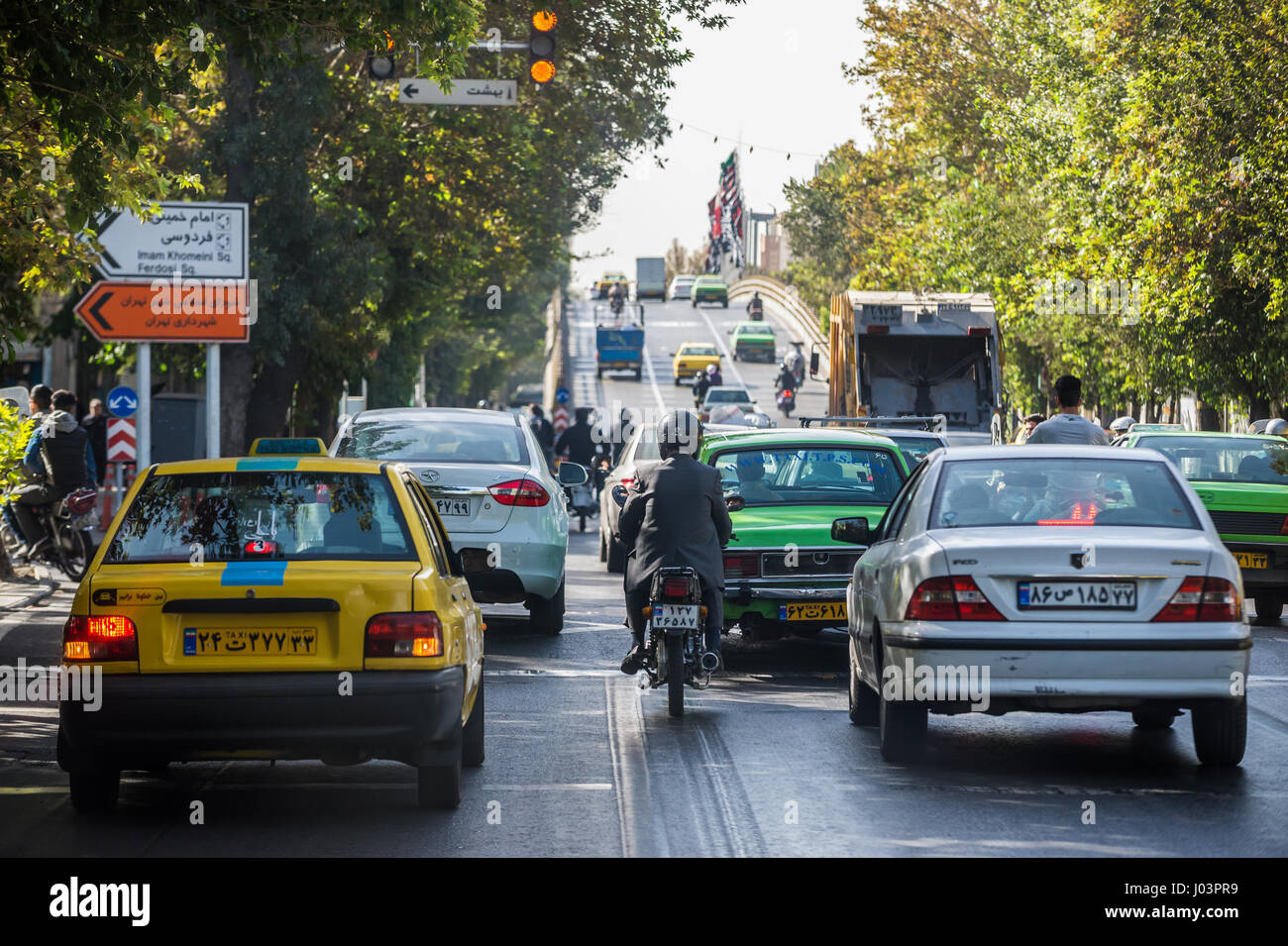 Verkehr auf einer Straße in Teheran Stadt, Hauptstadt von Iran und ...