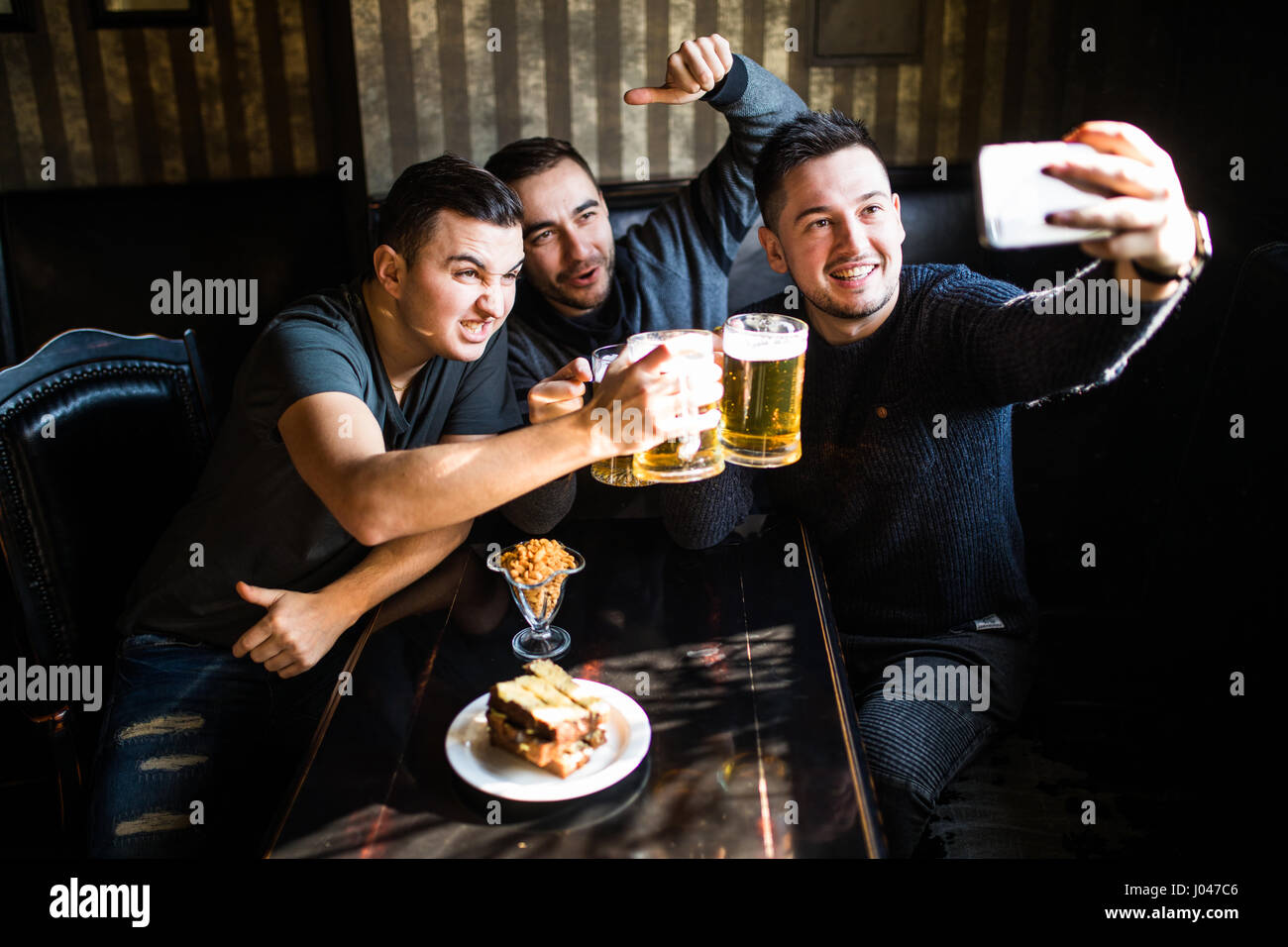 Leute, Freizeit, Freundschaft, Technologie und Party-Konzept ...