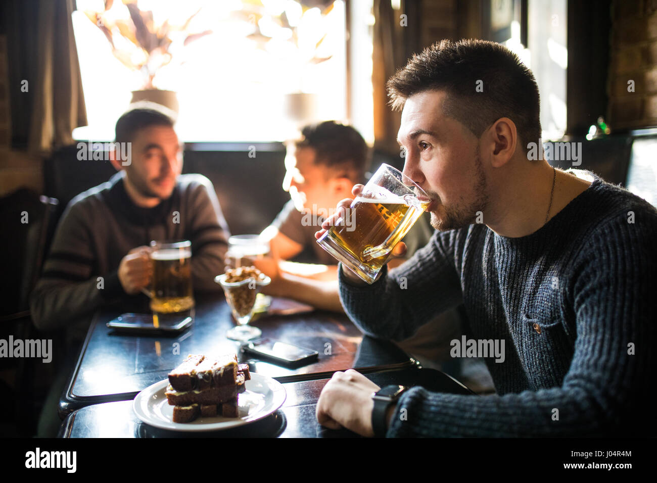 Mann mit bier vor fernseher -Fotos und -Bildmaterial in hoher Auflösung ...