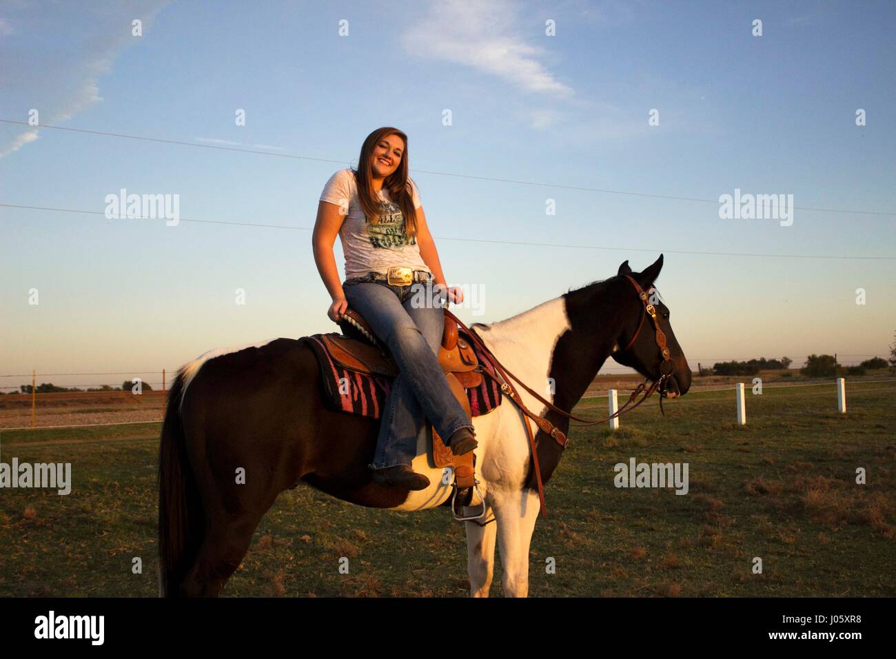 Pferdestall mädchen -Fotos und -Bildmaterial in hoher Auflösung – Alamy