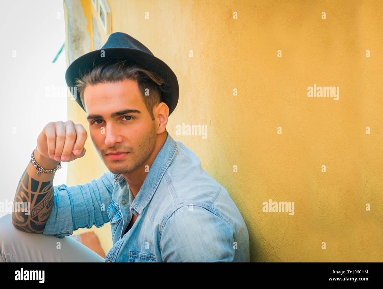 Mann mit schwarzem hut -Fotos und -Bildmaterial in hoher Auflösung – Alamy