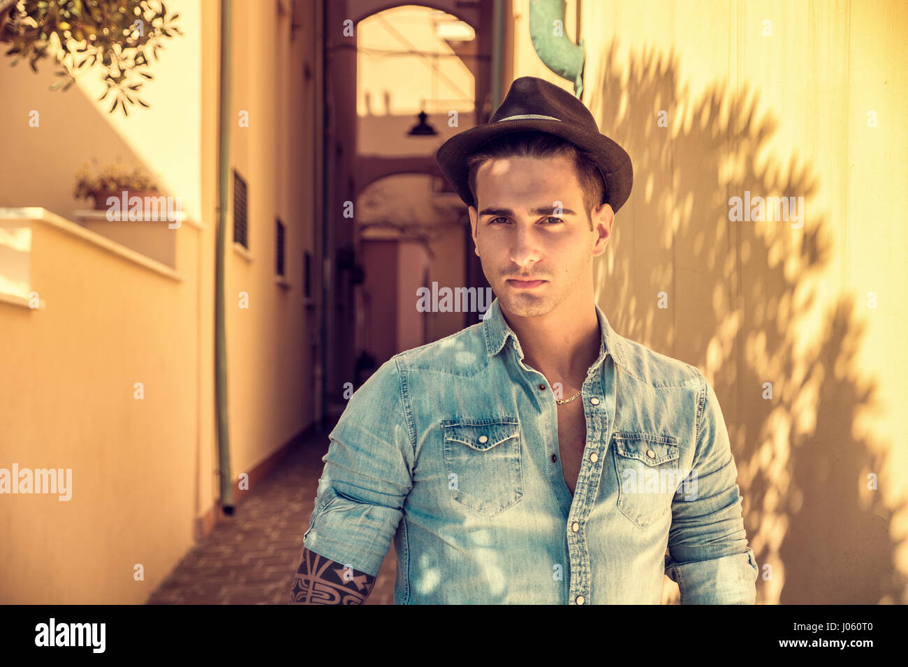 Mann mit schwarzem hut -Fotos und -Bildmaterial in hoher Auflösung – Alamy