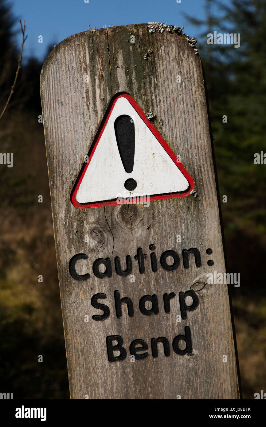Sharp bend warning sign -Fotos und -Bildmaterial in hoher Auflösung – Alamy