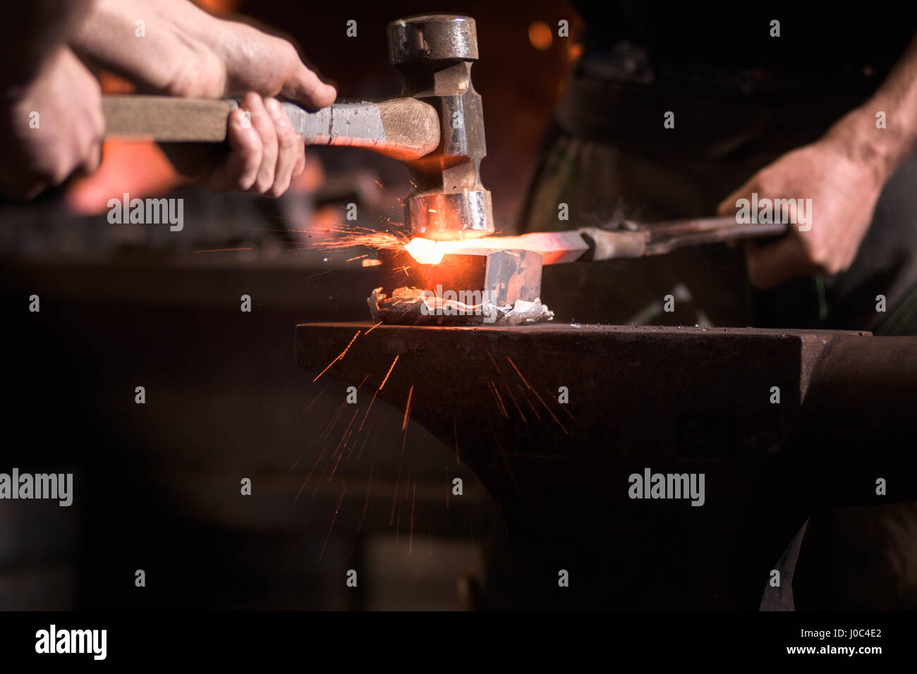 Hufschmied Hufeisen auf Amboss schmieden Stockfotografie - Alamy