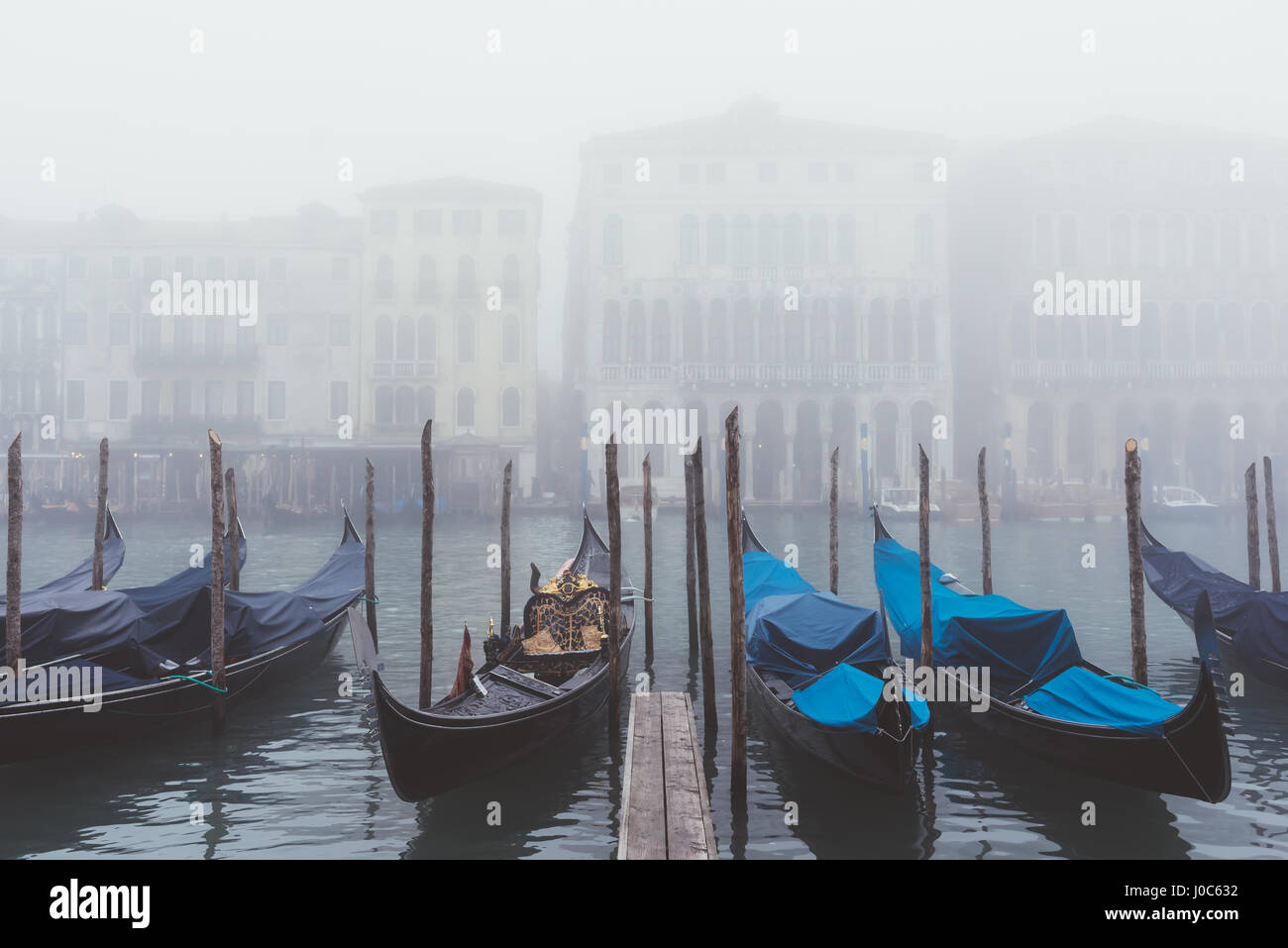 Gondeln Auf Einem Kanal In Venedig Stockfotos und -bilder Kaufen - Alamy