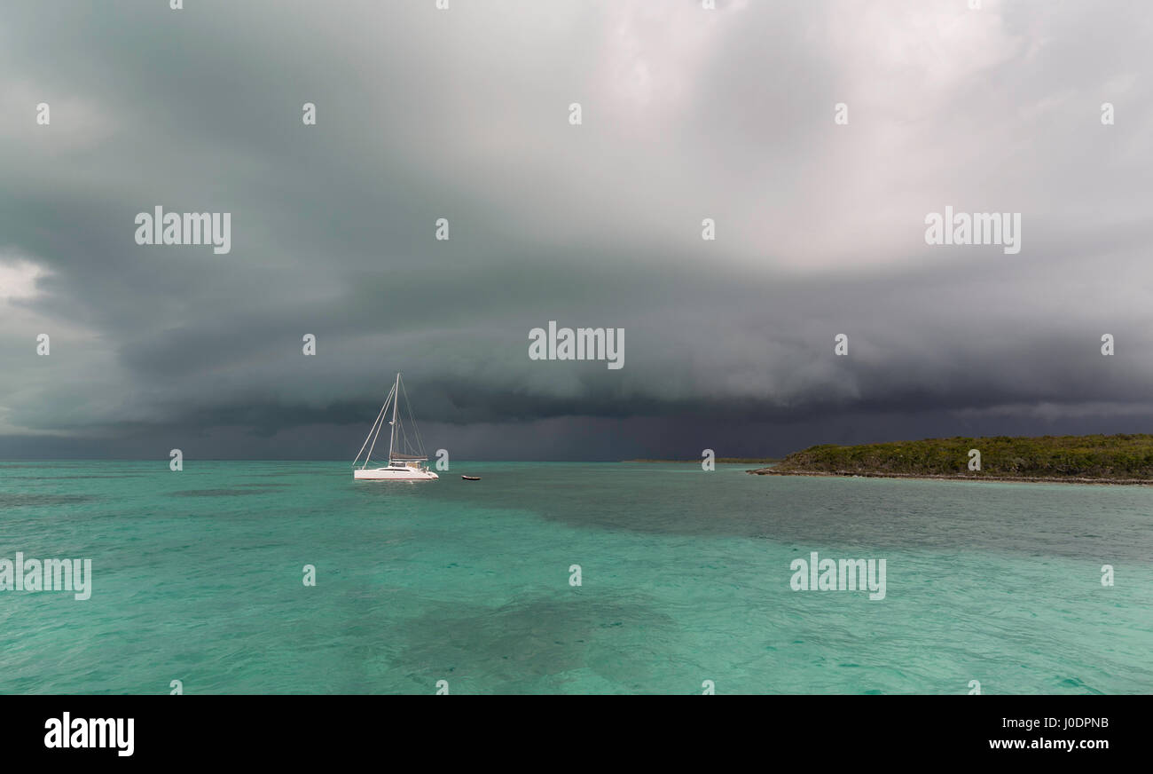 Segelboot in rauer see -Fotos und -Bildmaterial in hoher Auflösung – Alamy